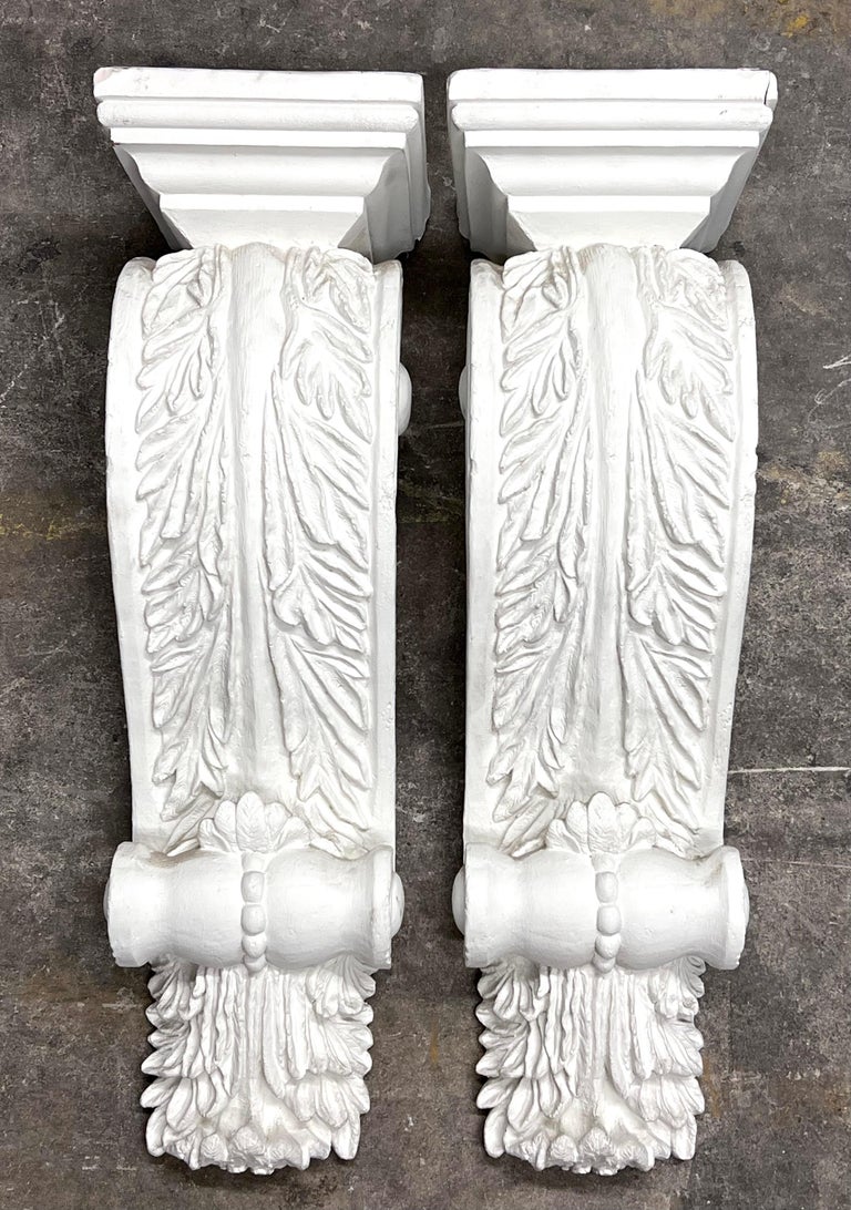 Paire de corbeaux en plâtre blanc patiné de style néo-Renaissance En ...