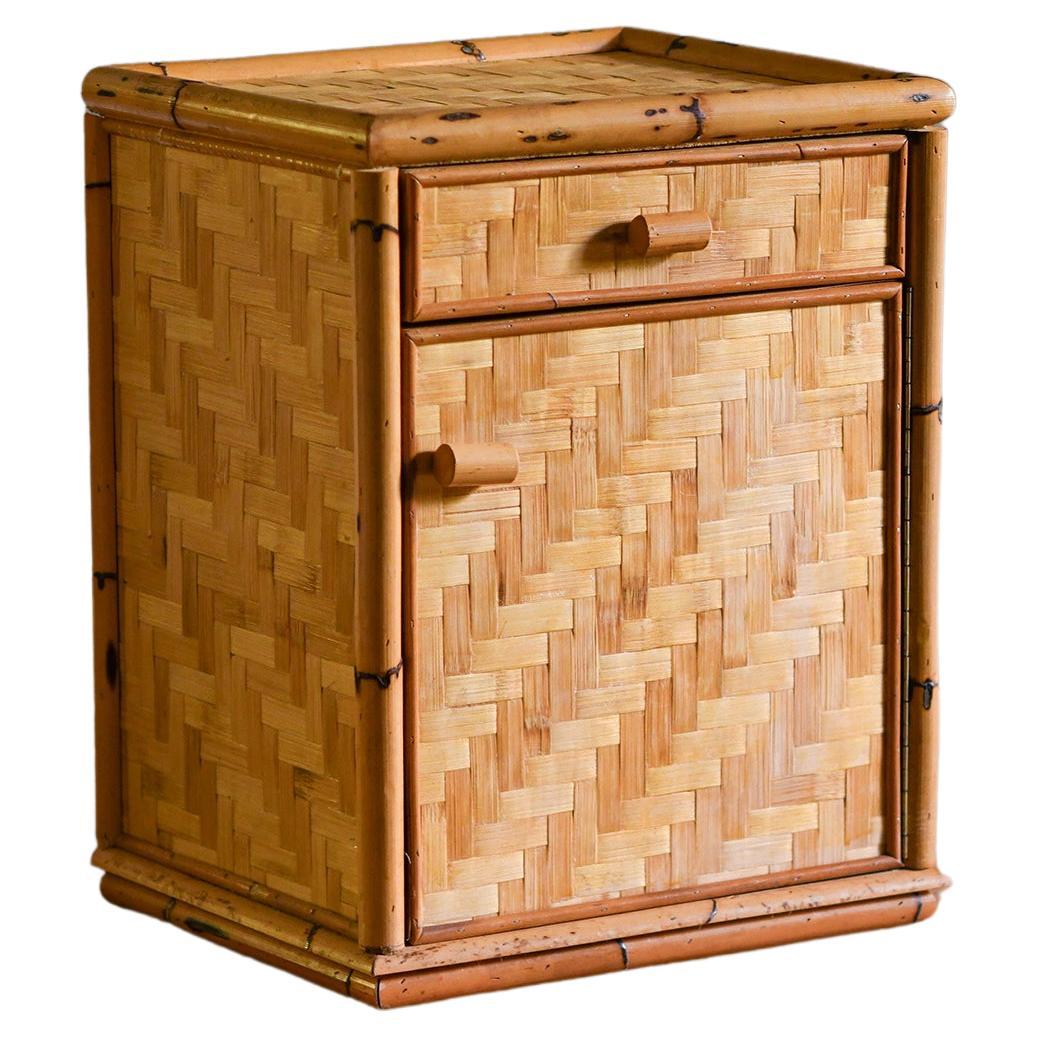 Pareja de mesillas de noche de bambú prensado con cajón y puerta, 1980 ...