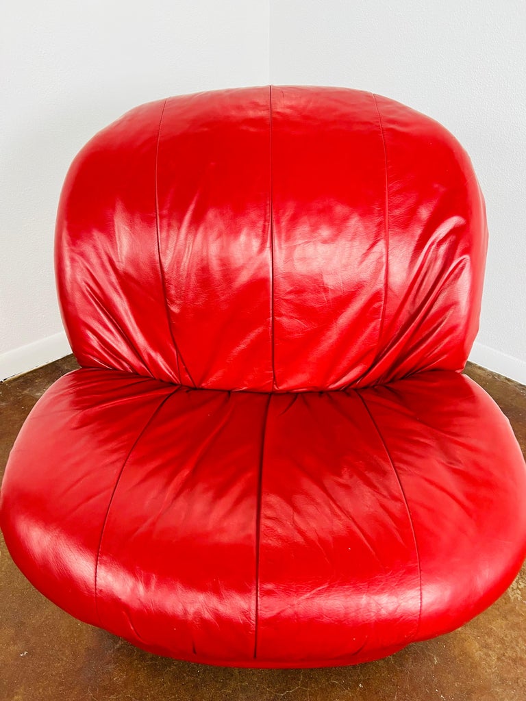 Pair of Red Leather Clamshell Chairs in the Style of Kagan For Sale at ...