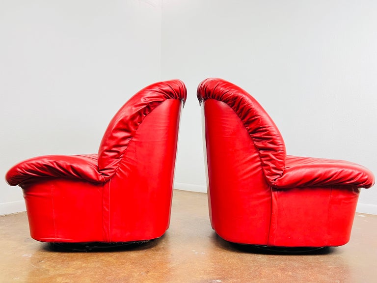 Pair of Red Leather Clamshell Chairs in the Style of Kagan For Sale at ...