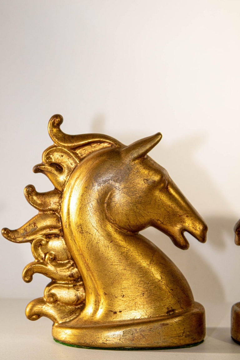 Paar skulpturale vergoldete Pferdekopf-Buchstützen im Art déco-Stil ...