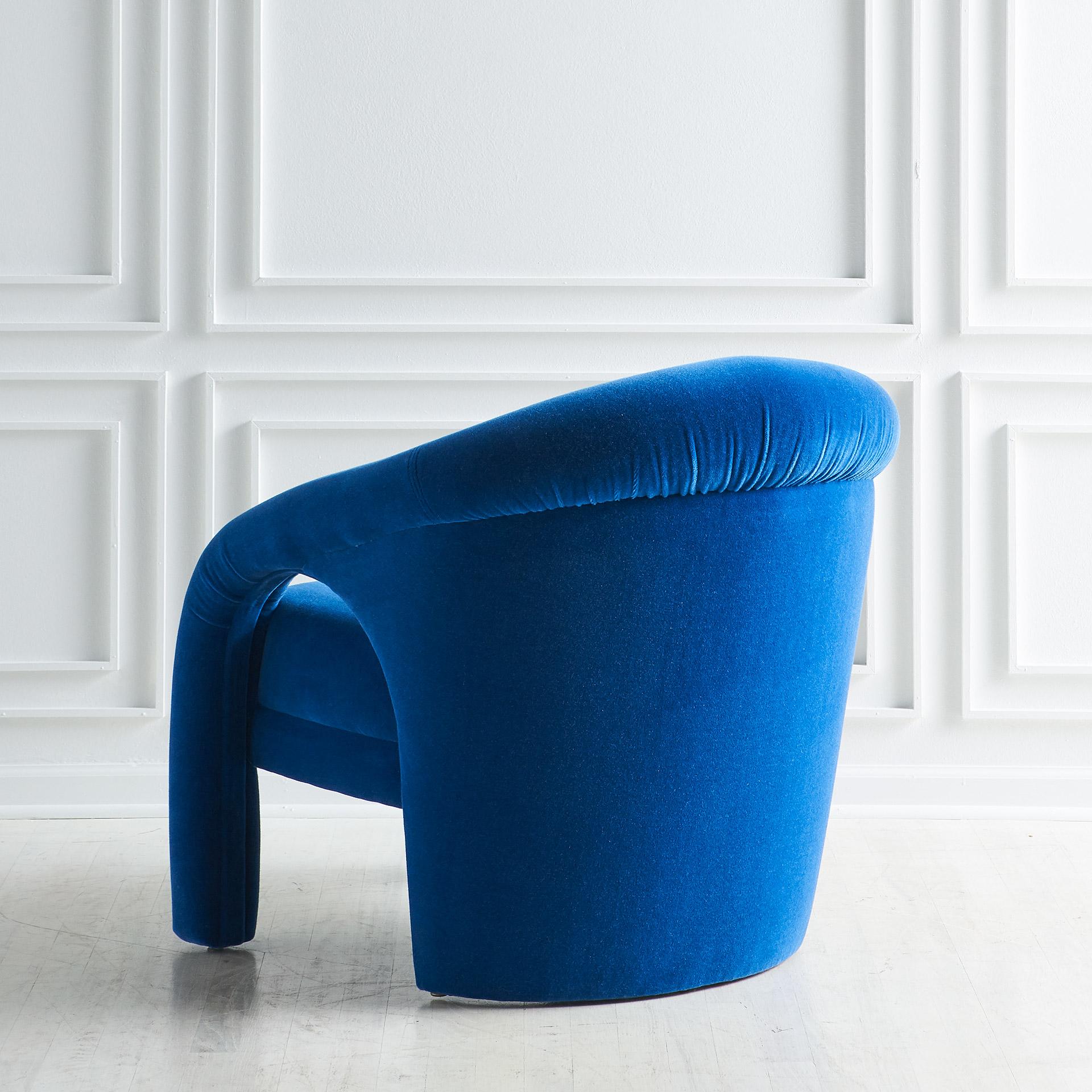 Pair of Sculptural Lounge Chairs in the Style of Vladimir Kagan at 1stDibs