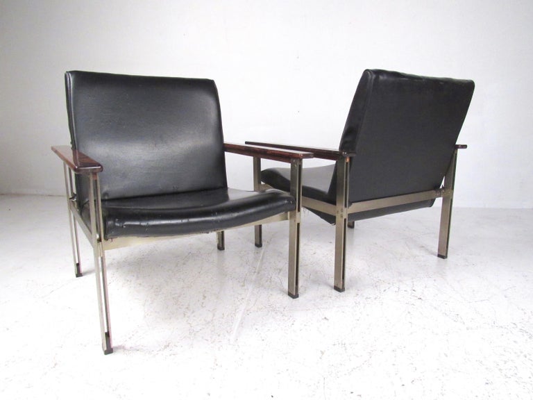 Pair of Stylish Italian Modern Armchairs For Sale at 1stDibs