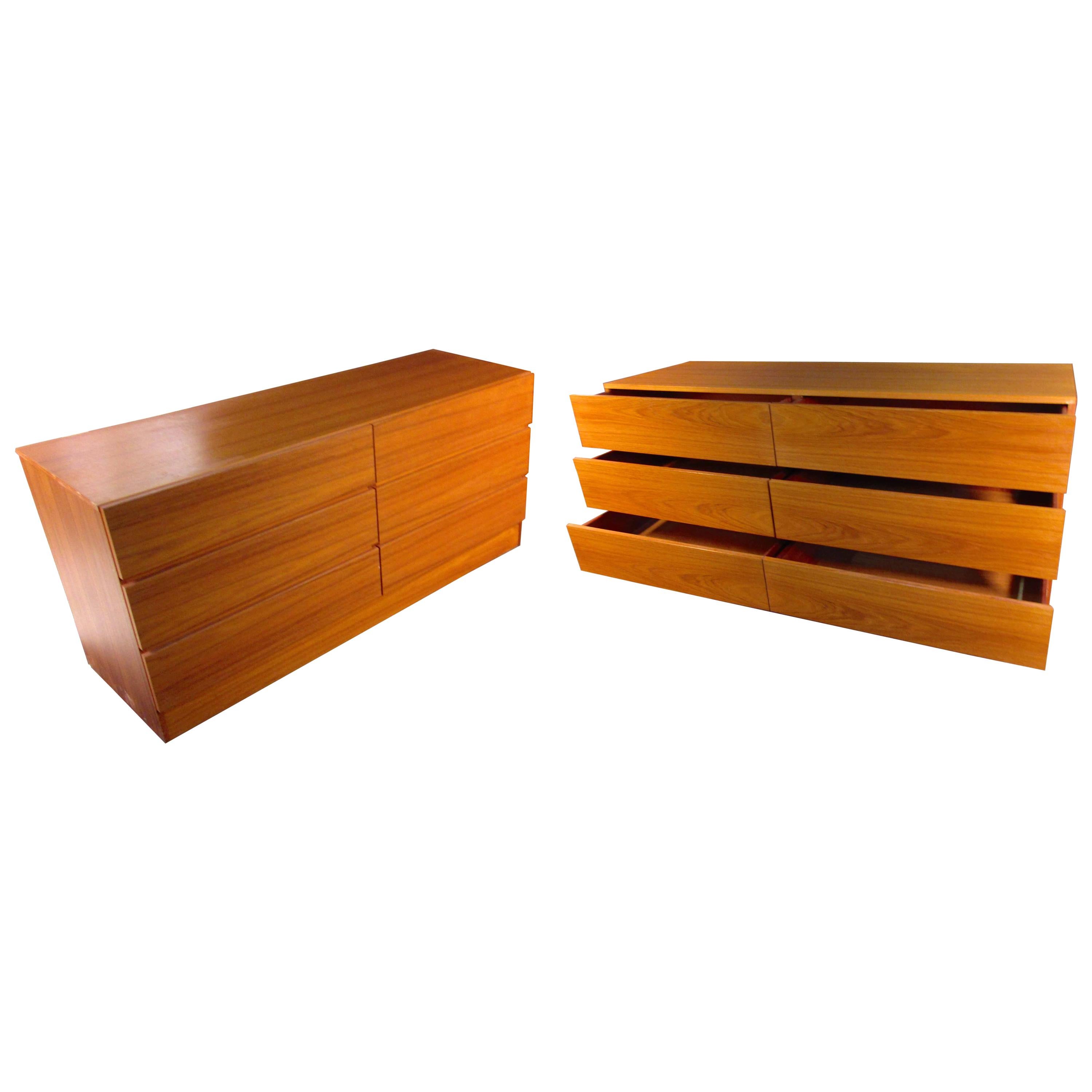 Pair of Mid Century Modern Dressers For Sale at 1stDibs