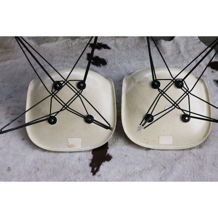 Pair of Vintage Charles Eames Eiffel Tower Eggshell and Fiberglass Side Chairs For Sale at 1stDibs