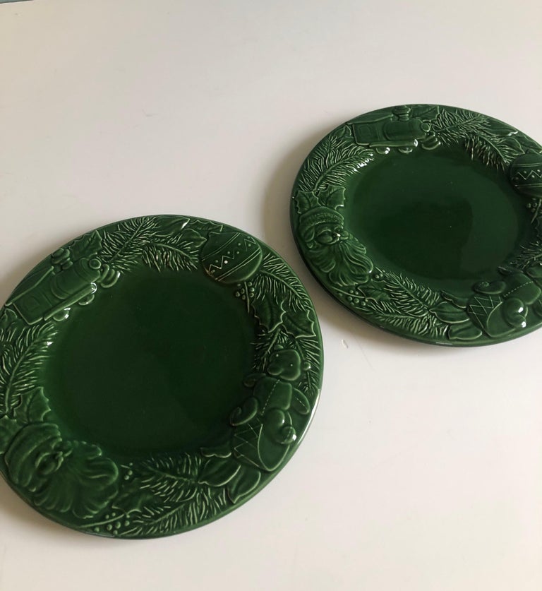 Pair of Vintage Green Ceramic Holiday Plates For Sale at 1stDibs