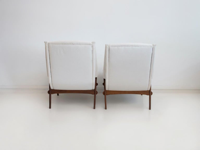 Pair of White Armchairs with Stained Oak Frame For Sale at 1stDibs