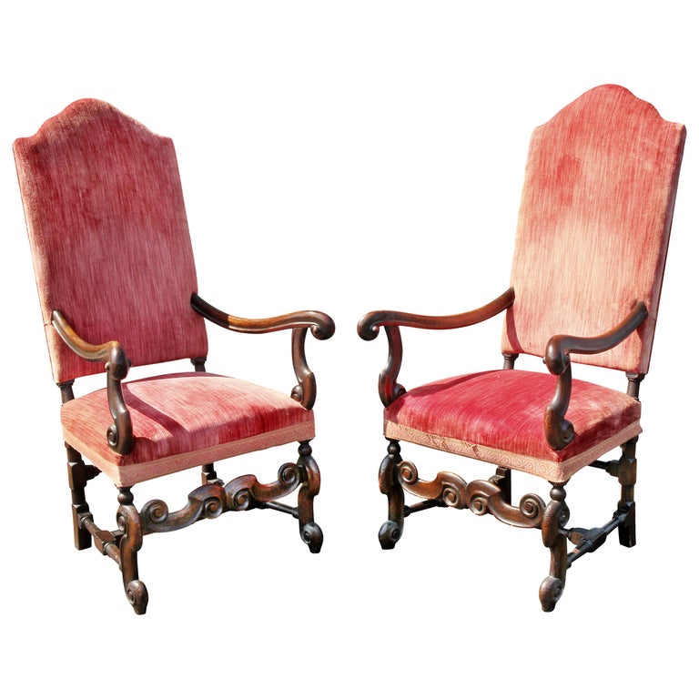 Paire de fauteuils de style William and Mary en noyer En vente sur 1stDibs