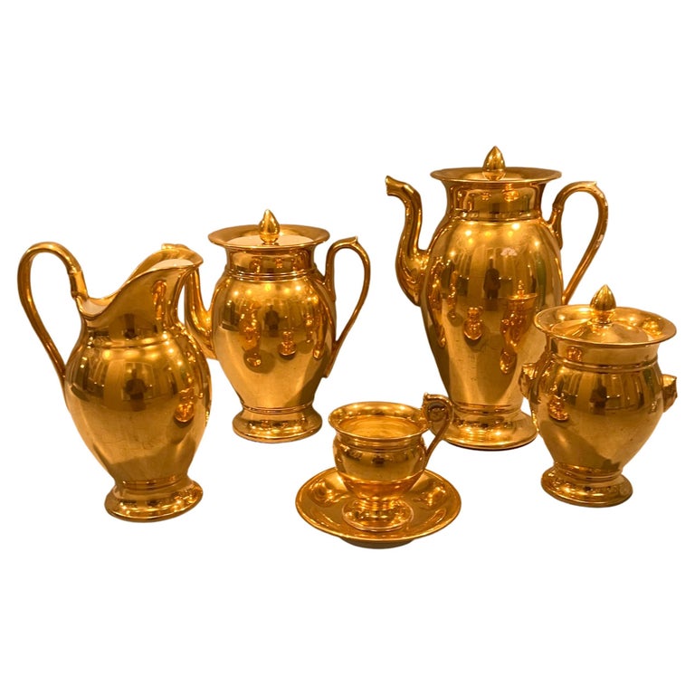 Goldes Porzellan-Tee-/Kaffee-Set ~ 28 Teile im Angebot bei 1stDibs