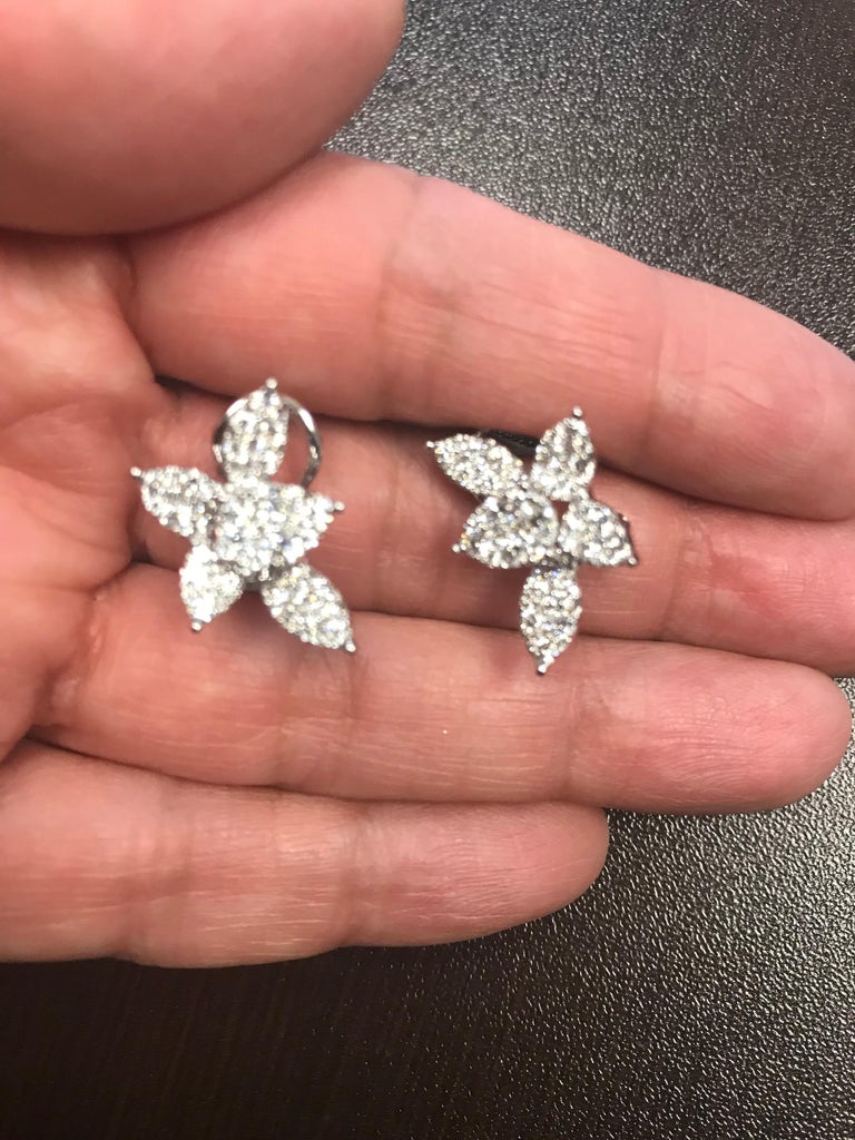 2 Carats Pear Shape Flower Earrings For Sale at 1stDibs