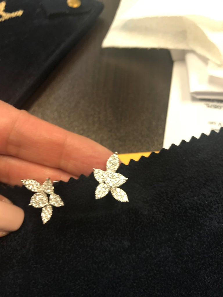 2 Carats Pear Shape Flower Earrings For Sale at 1stDibs