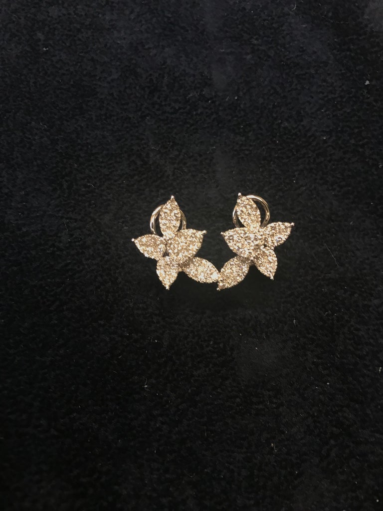 2 Carats Pear Shape Flower Earrings For Sale at 1stDibs