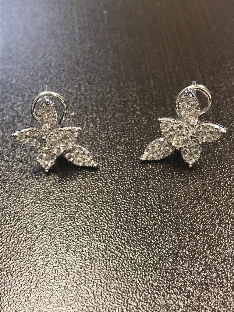 2 Carats Pear Shape Flower Earrings For Sale at 1stDibs
