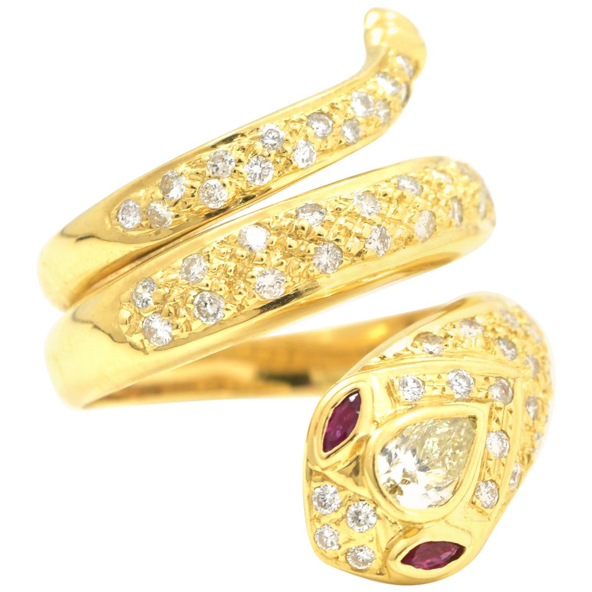 18 Karat Yellow Gold Hammered Round Shaped Diamond Ring For Sale at 1stDibs