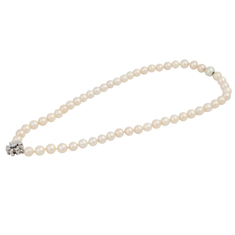 Pearl Necklace with a Diamond-Studded Middle Part For Sale at 1stDibs