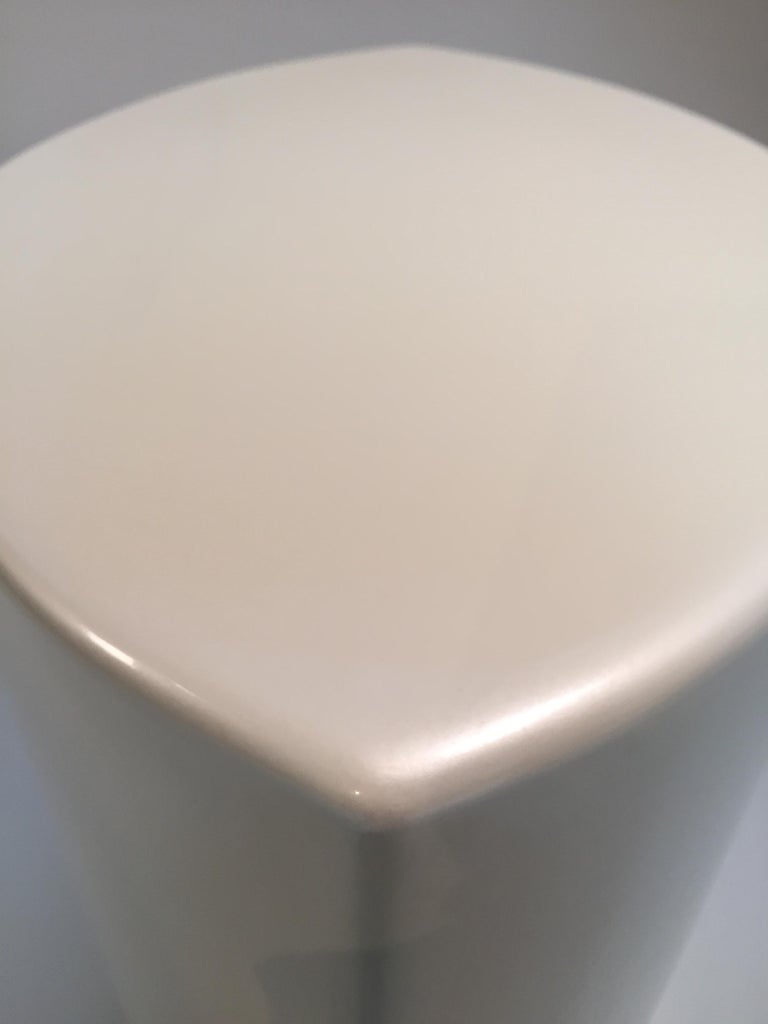 White Lacquer Pearlescent Gloss Side Table or Seat For Sale at 1stDibs