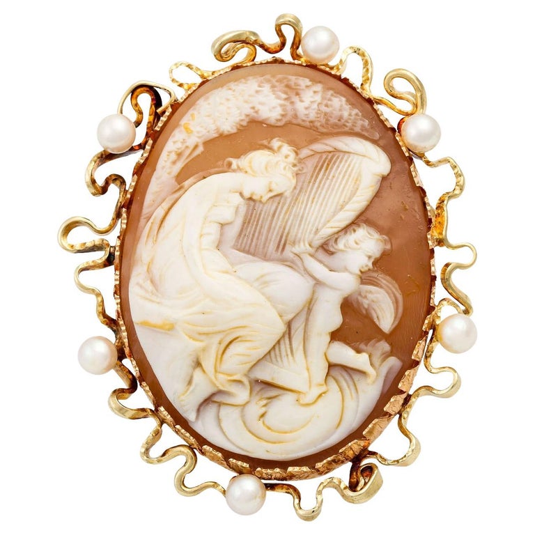 Pendant/Brooch with a Shell Cameo and 6 Akoya Pearls For Sale at 1stDibs