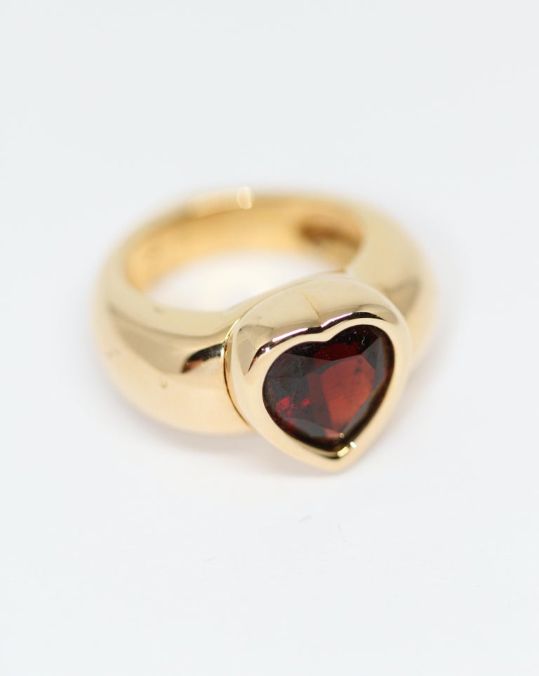 Piaget 18k Rose Gold Garnet Heart Ring For Sale at 1stDibs
