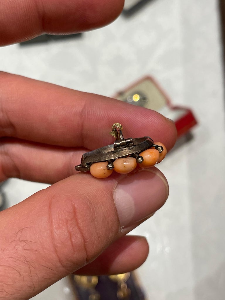 Pinchbeck Antique Victorian Coral and Gold Brooch For Sale at 1stDibs