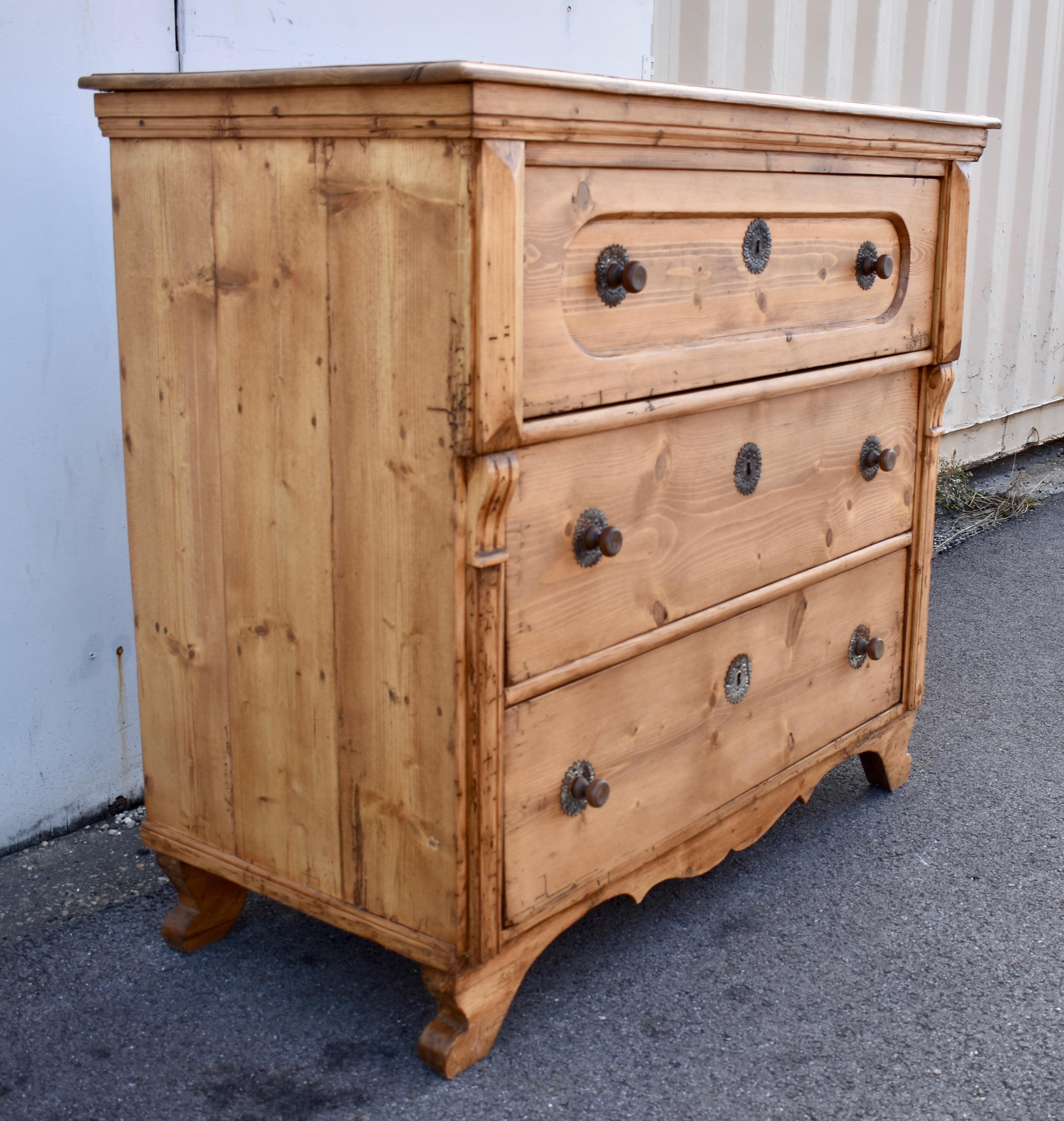 Pine Chest of Three Drawers For Sale at 1stDibs