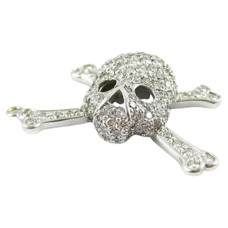 Pirate Skull Pendant in 18k White Gold with Diamonds For Sale at 1stDibs