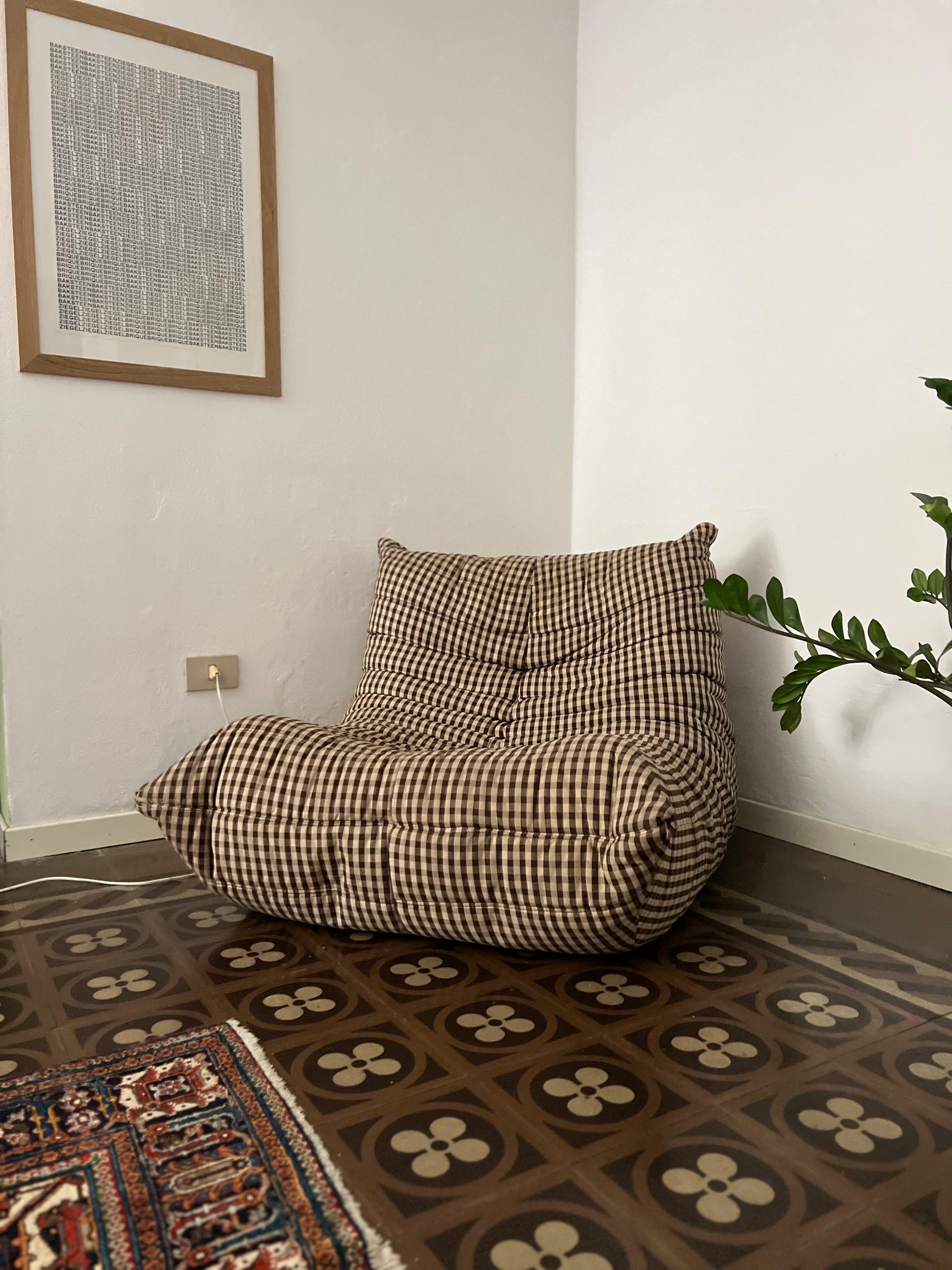 Poltrona Togo in velluto rosa perlato di Michel Ducaroy per Ligne Roset ...