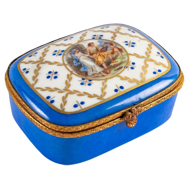 Porcelain box, late 19th - early 20th century For Sale at 1stDibs