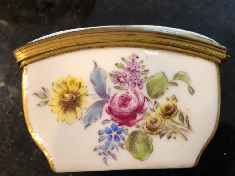 Porcelain Snuff Box, Samson, Paris, circa 1950 For Sale at 1stDibs