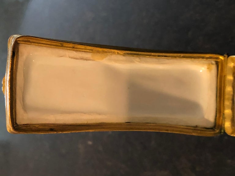 Porcelain Snuff Box, Samson, Paris, circa 1950 For Sale at 1stDibs