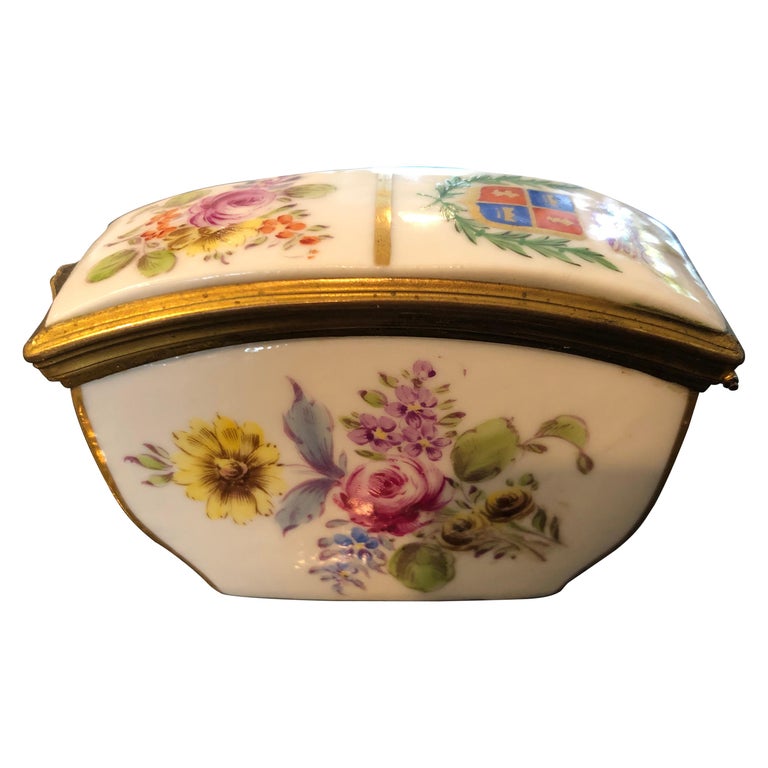 Porcelain Snuff Box, Samson, Paris, circa 1950 For Sale at 1stDibs