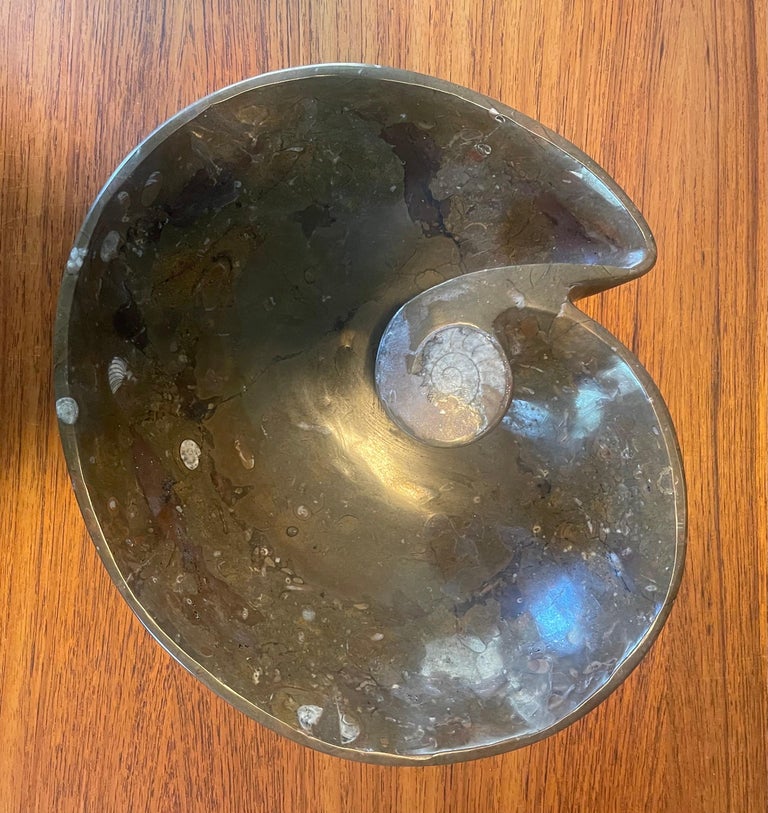 Post-Modern Italian Polished Marble Shell Shaped Bowl For Sale at 1stDibs