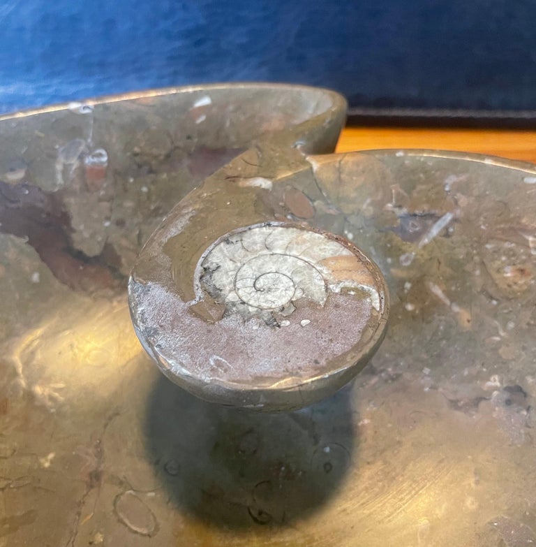 Post-Modern Italian Polished Marble Shell Shaped Bowl For Sale at 1stDibs