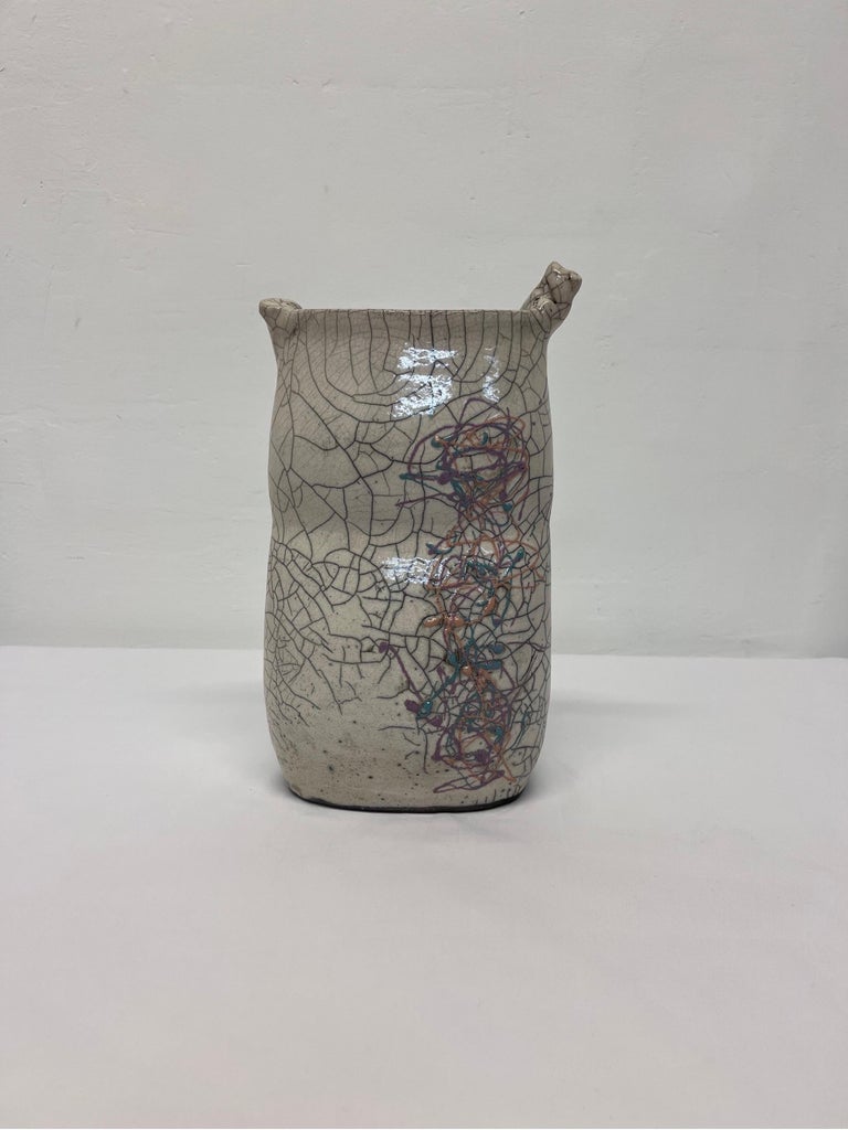 Vase postmoderne en poterie d'atelier à glaçure craquelée au design ...