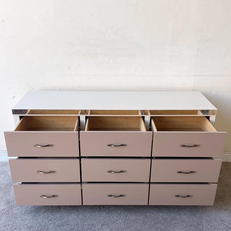 Postmoderne niedrige Kommode aus Laminat in Creme und Taupe, 1980er ...