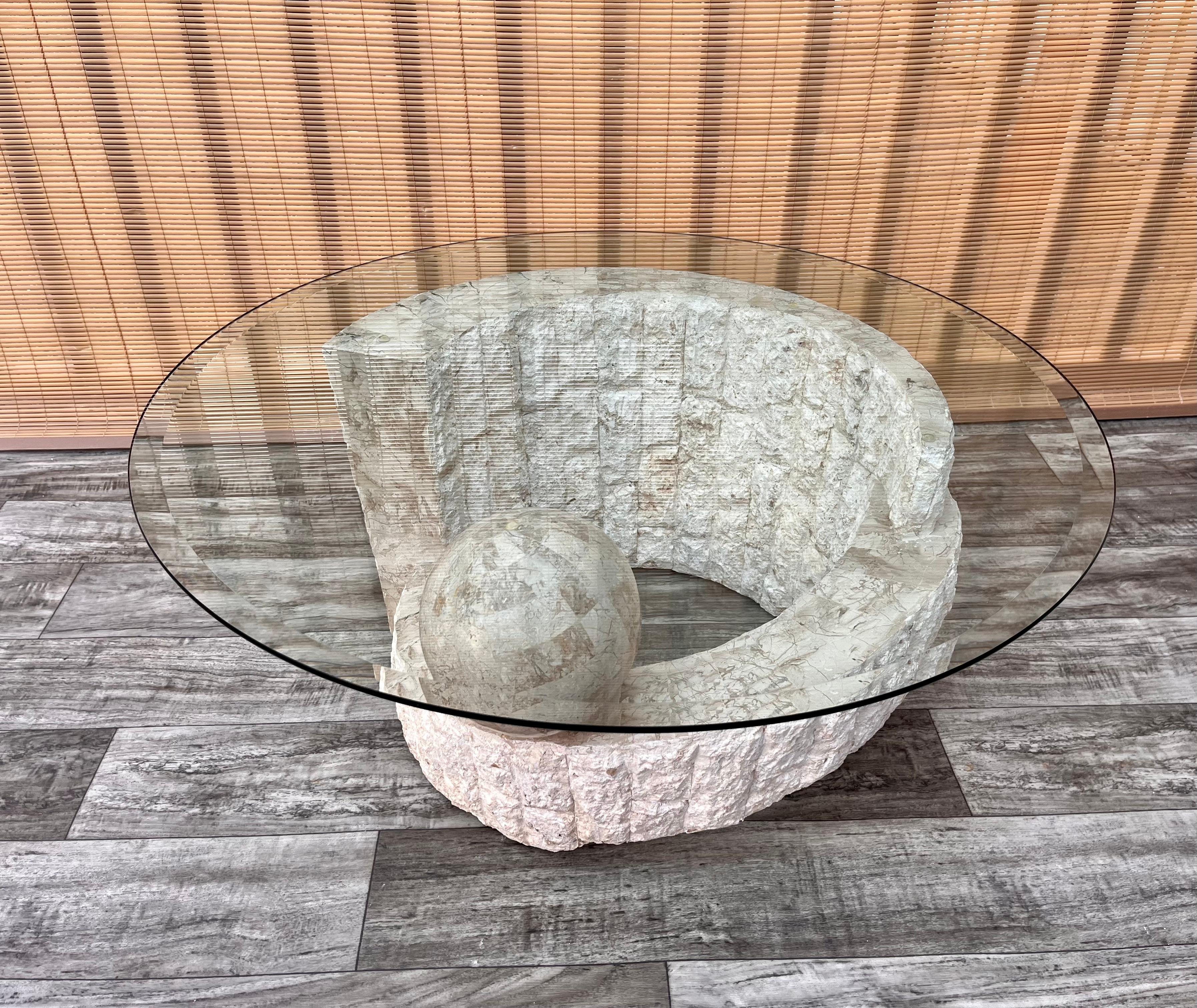 Table basse ronde postmoderne en pierre naturelle de Mactan avec ...