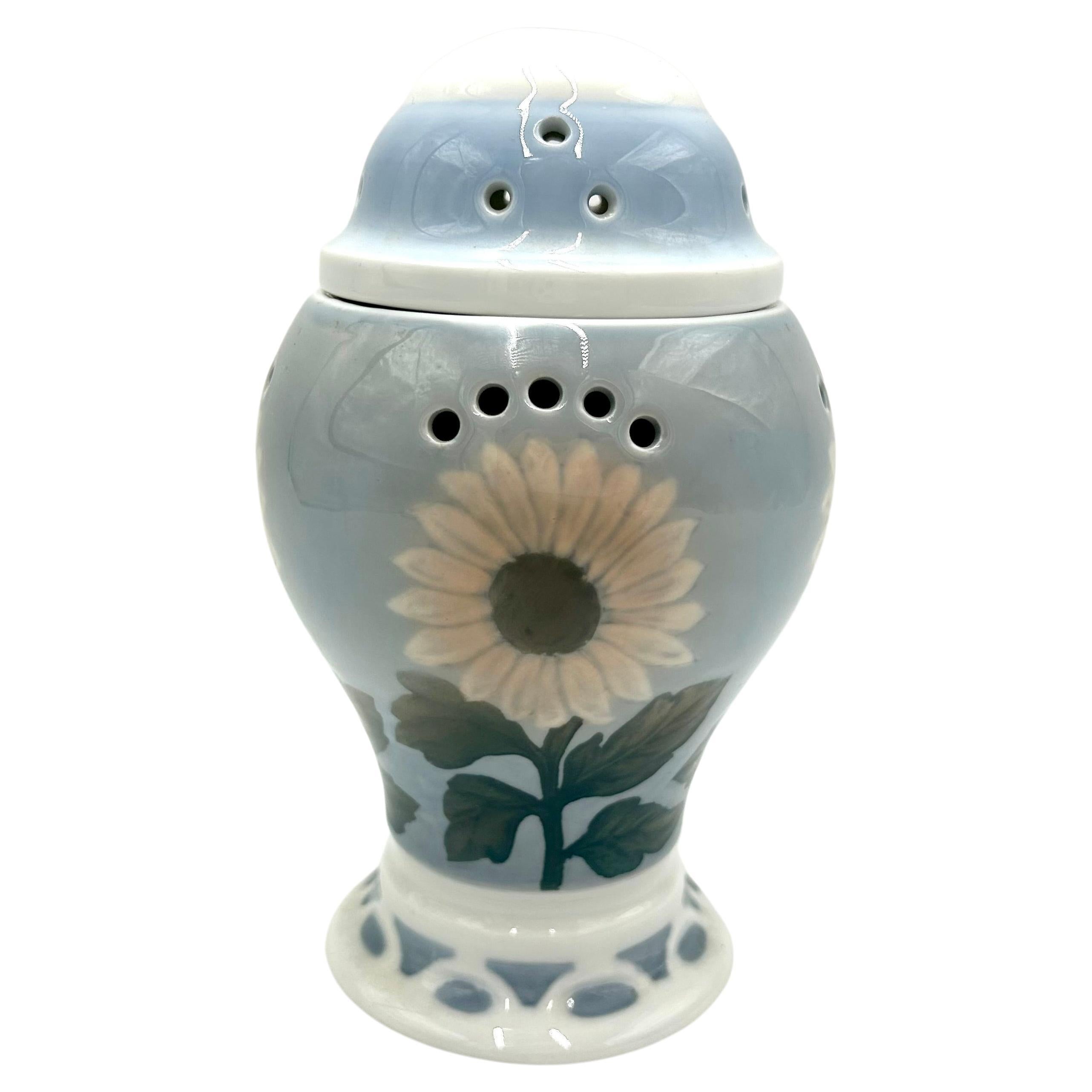 Royal Worcester pot pourri. Roses. F.Harper, c. 1919. For Sale at 1stDibs