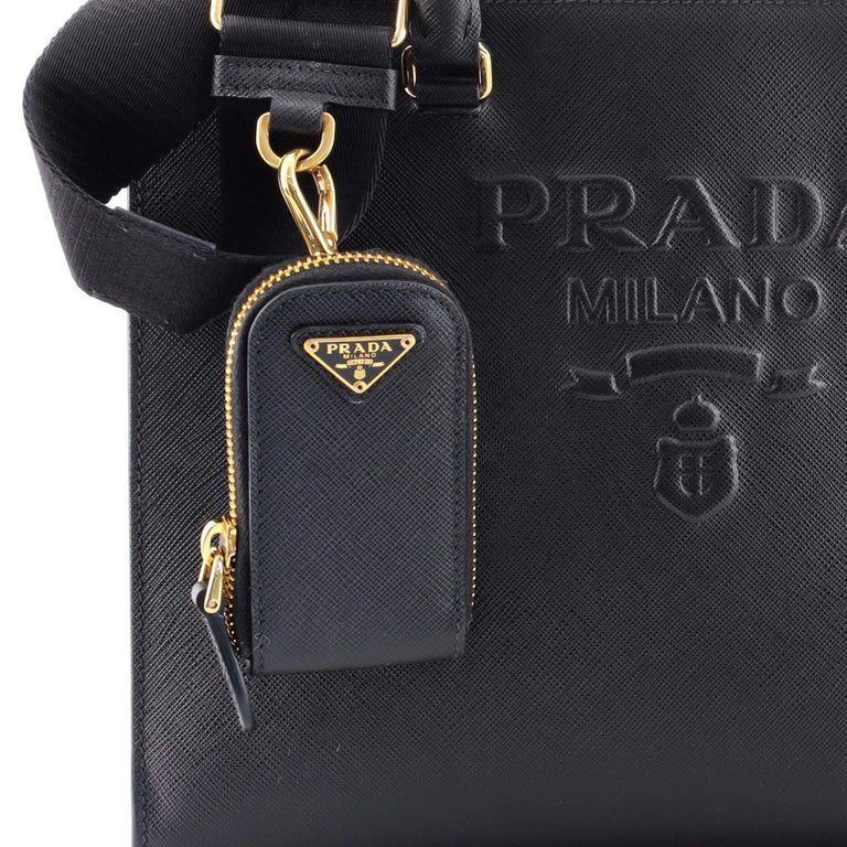 Prada Lux Geprägte Logo-Tasche aus Saffiano-Leder Medium im Angebot bei ...