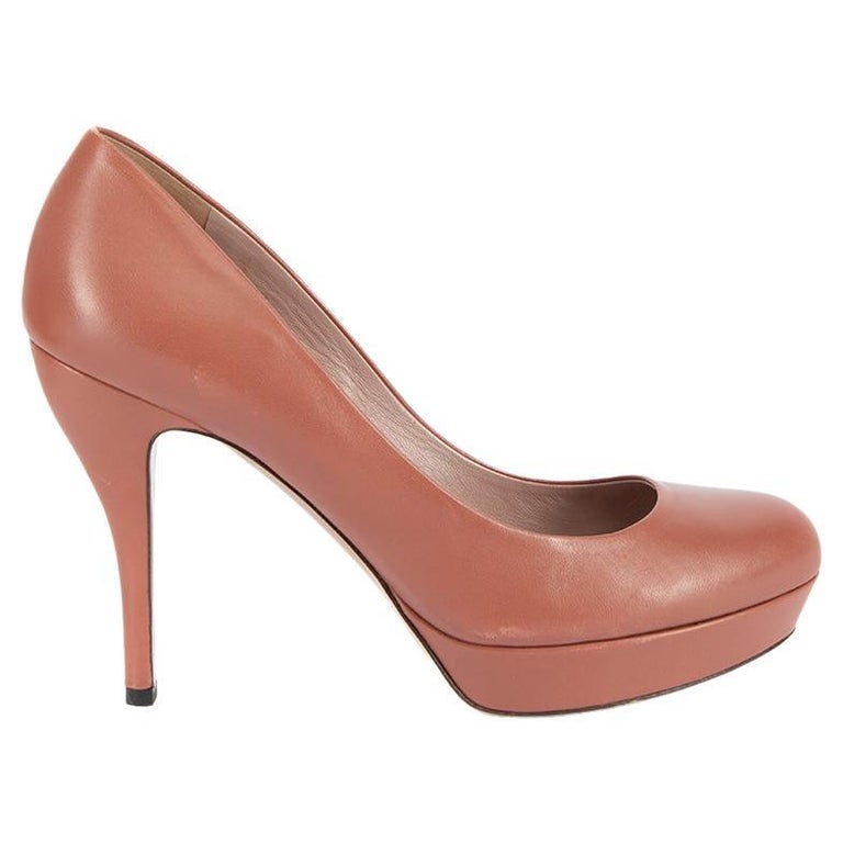 Pre-Loved Gucci Women's Rose Leather Round Toe Pumps For Sale at 1stDibs
