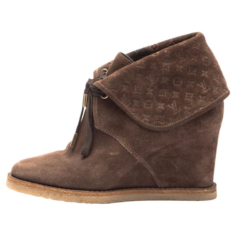 Pre-Loved Louis Vuitton Women's Wedges Brown Suede For Sale at 1stDibs