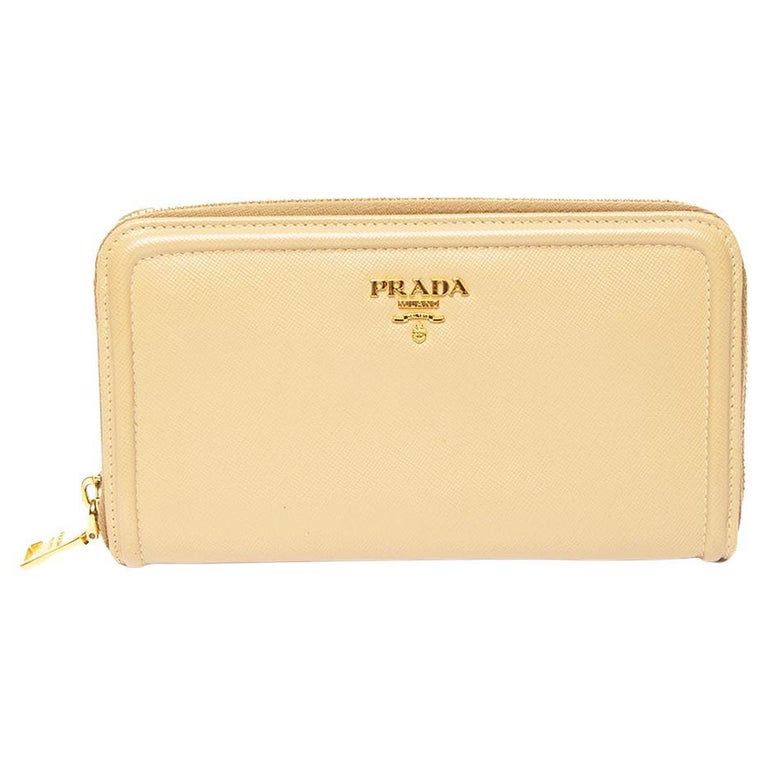 Pre-Loved Prada Women's Zip Up leather Wallet For Sale at 1stDibs