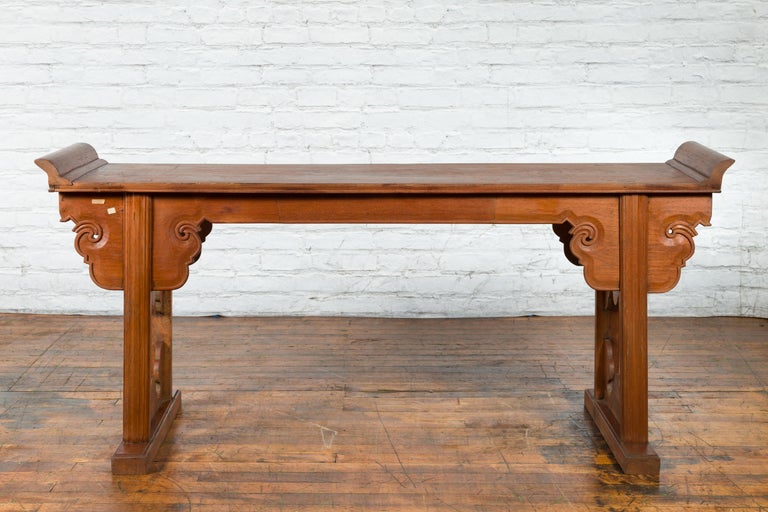 Table console d'autel chinoise de la fin du 20e siècle avec tablier à ...