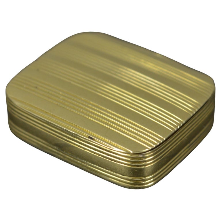 Quality Solid 18 Carat Yellow Gold Rectangular Pill Box For Sale at 1stDibs