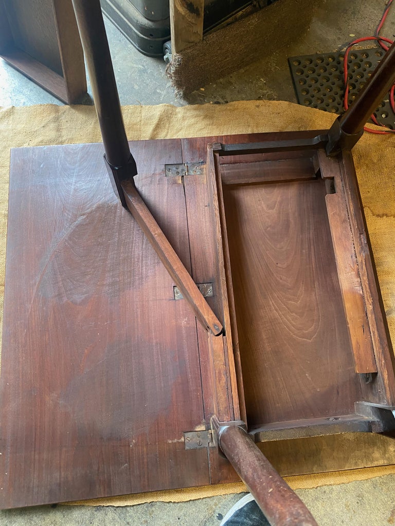 Queen Anne Singular Drop-Leaf Table with Single Drawer For Sale at 1stDibs