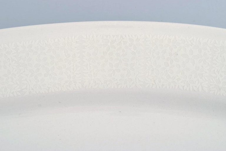 Raija Uosikkinen for Arabia. Round Pitsi serving dish with flower ...
