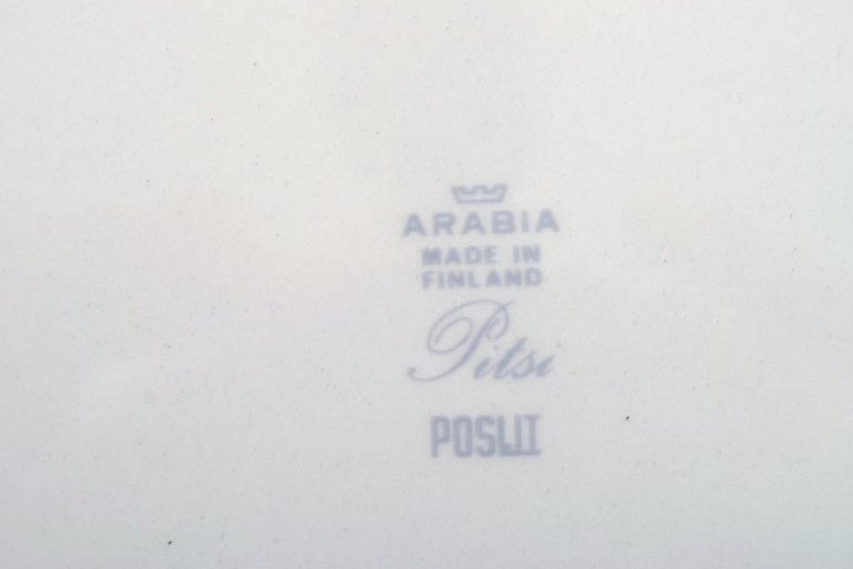 Raija Uosikkinen for Arabia. Round Pitsi serving dish with flower ...