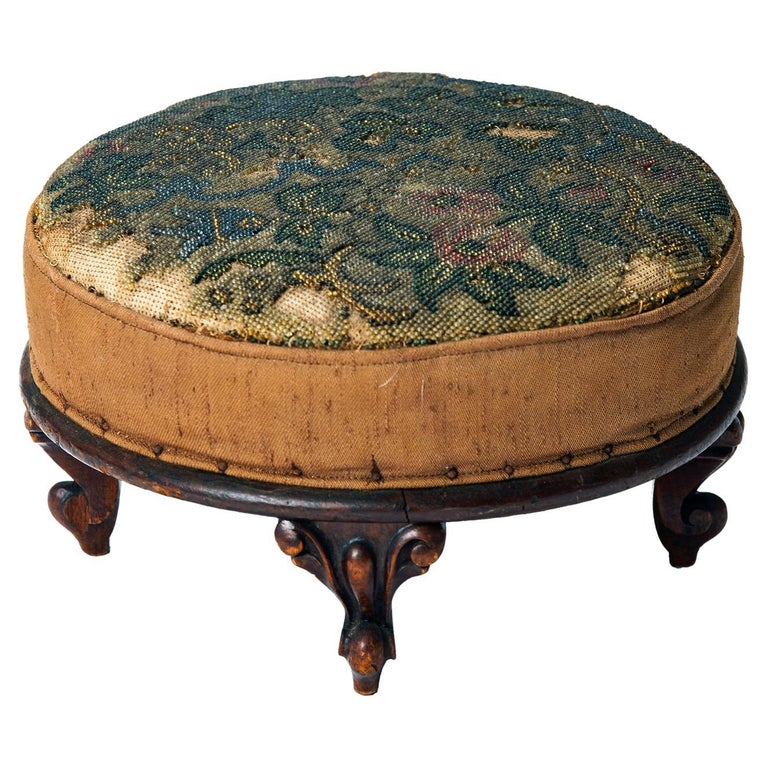 Rare pouf rond en perles anciennes En vente sur 1stDibs