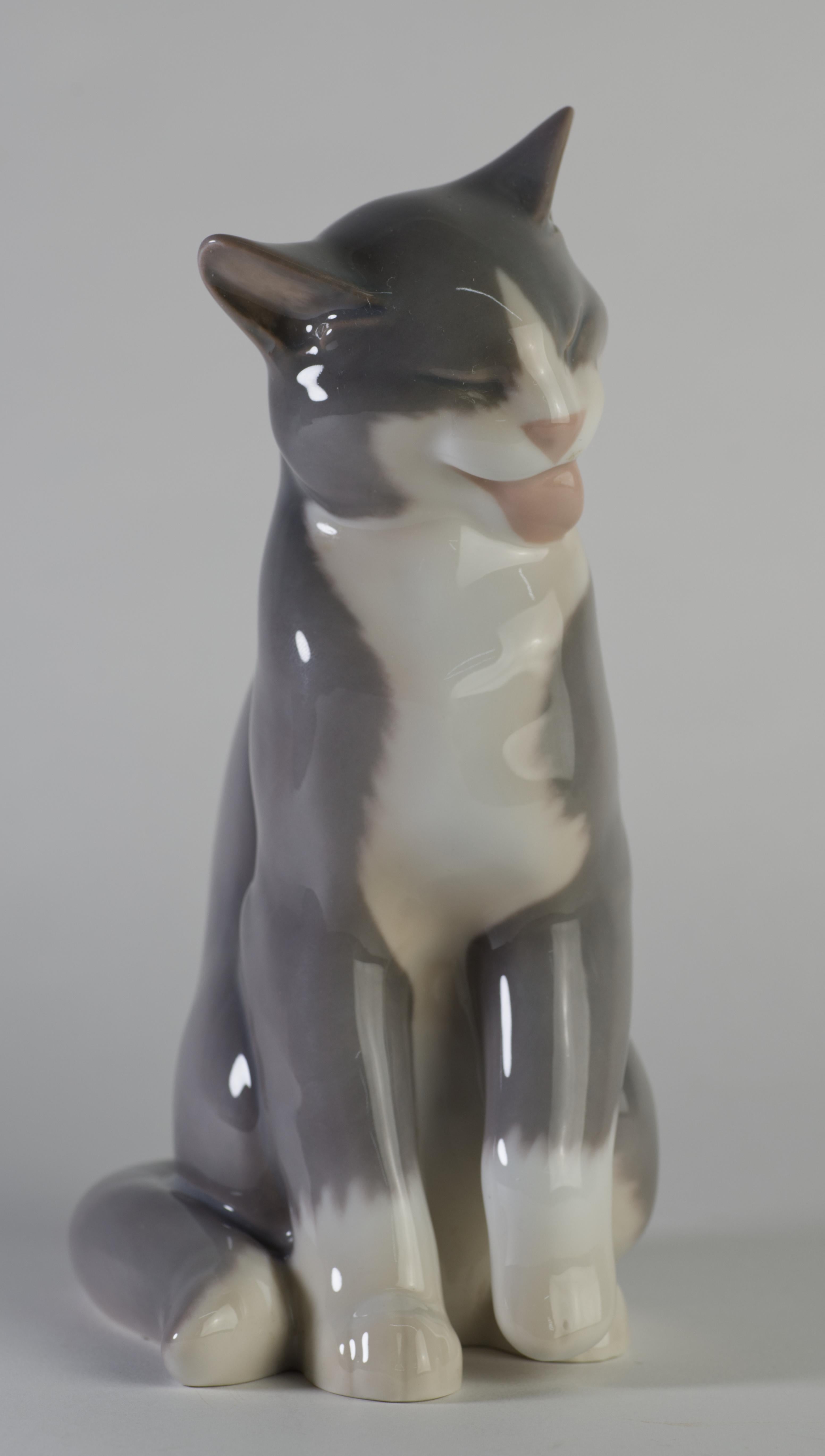 Rare Bing and Grøndahl Porcelain Grooming Sitting Cat Figurine 1950s ...