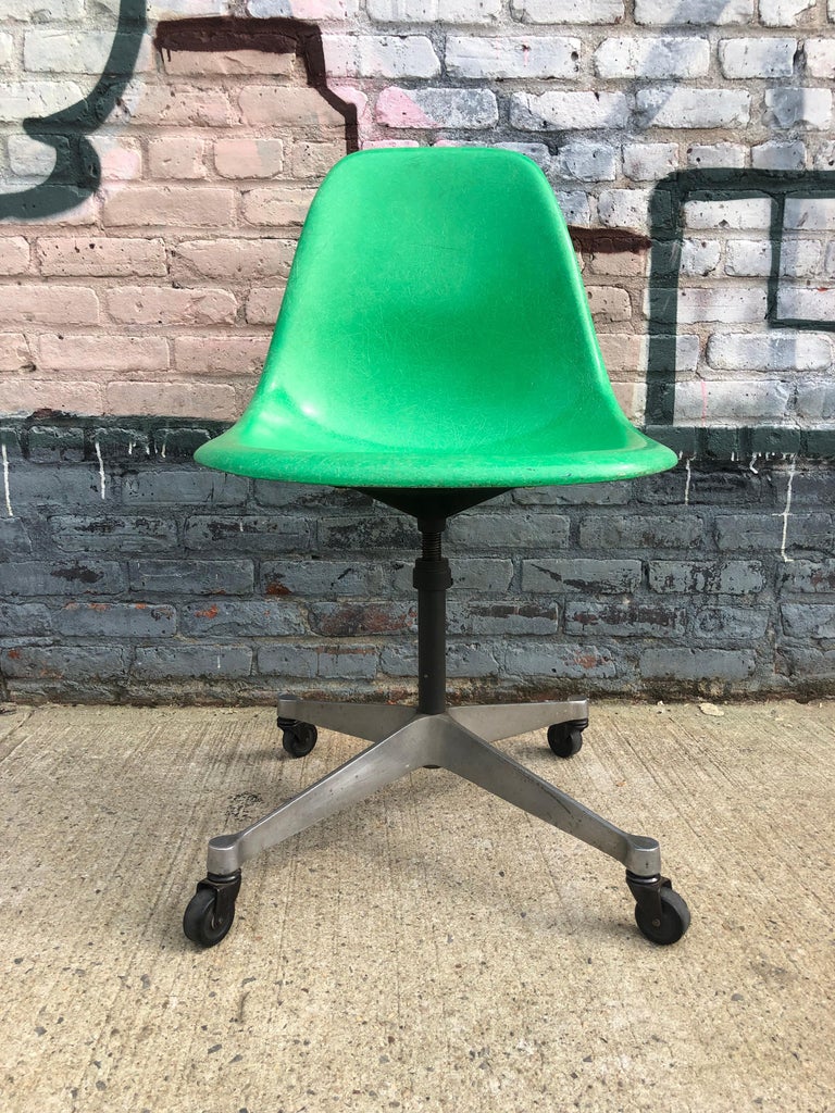Rare Kelly Green Herman Miller Eames Fiberglass PSCC Desk Chair at ...