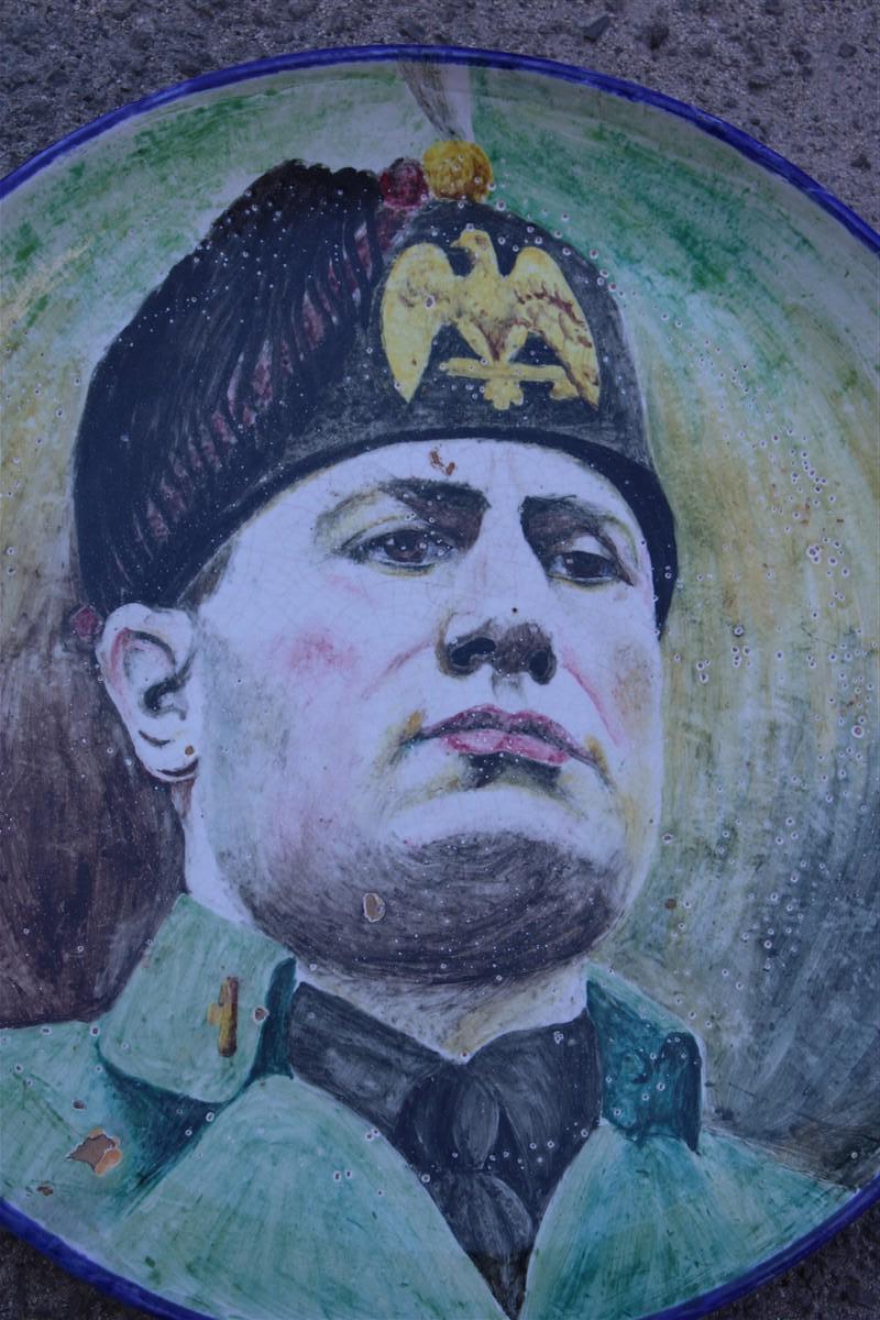 Raro gran plato de pared de mayólica con la cara de Benito Mussolini ...