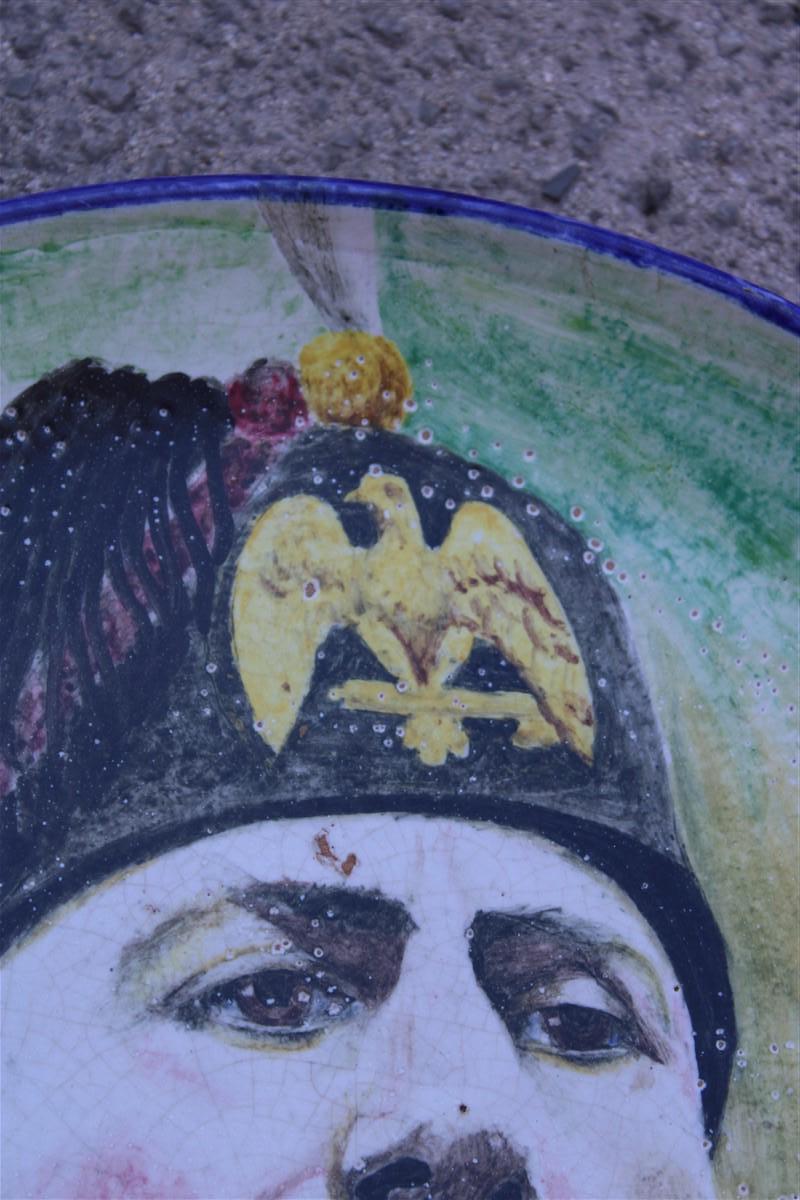 Raro gran plato de pared de mayólica con la cara de Benito Mussolini ...